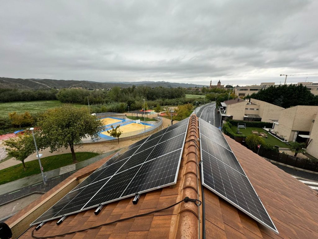 Instalación fotovoltaica con microinversores Hoymiles - zortec