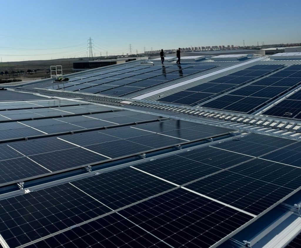 Nueva instalación fotovoltaica en una nave logística - Zortec